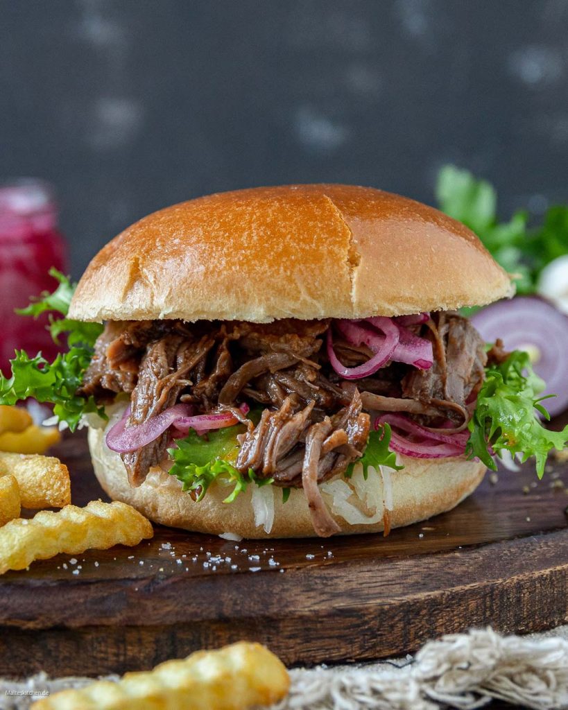 Pulled Beef Burger aus dem Backofen mit Krautsalat & Soße (von ...